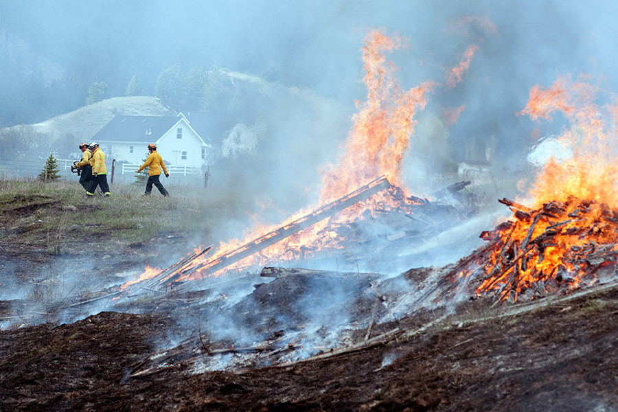 Firefighters Battle Grass Fire South of Kalispell - Flathead Beacon