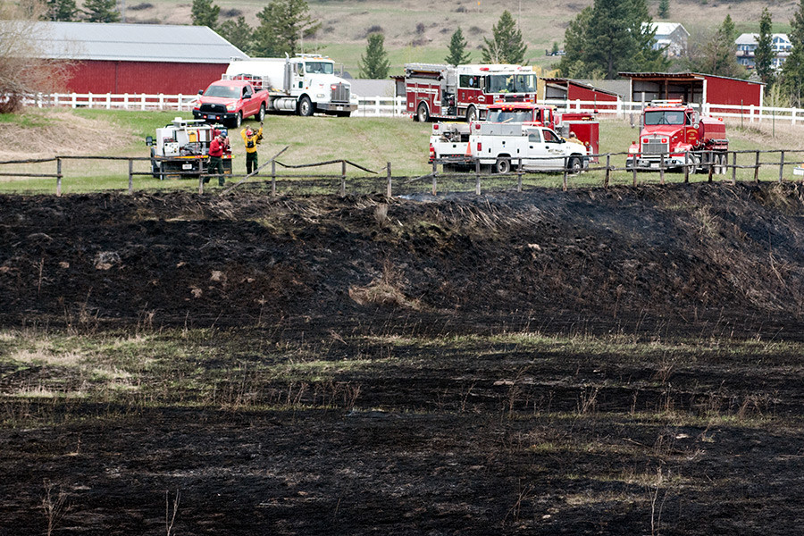 Firefighters Battle Grass Fire South of Kalispell - Flathead Beacon